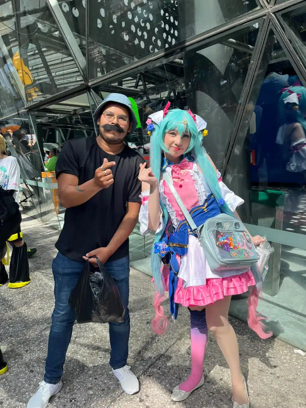 Hatsune Miku finalmente se reúne con Don Ramón en la vida real